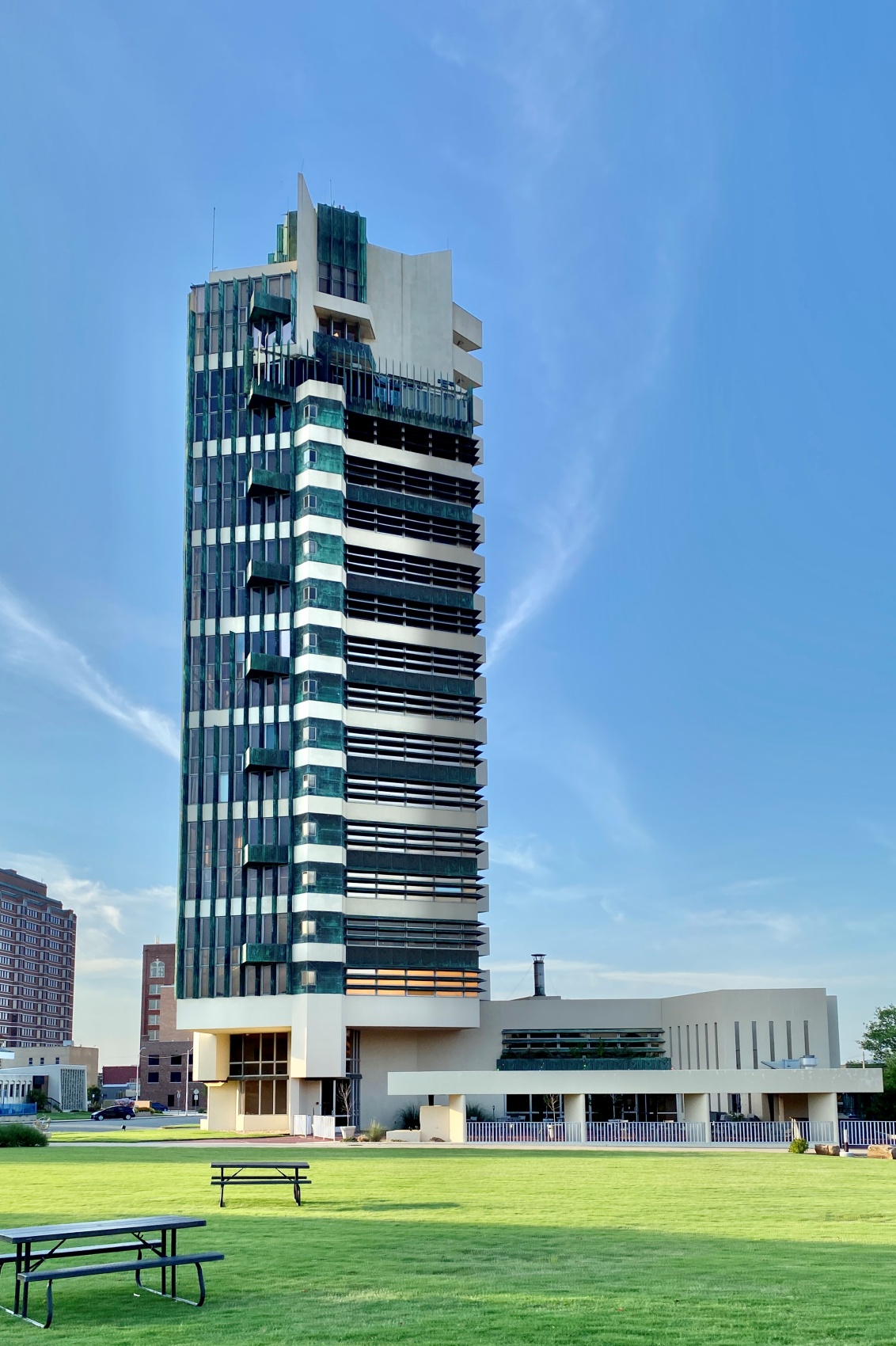 Único rascacielos que diseñó Frank Lloyd Wright sale a venta por 1,4 millones de dólares ...